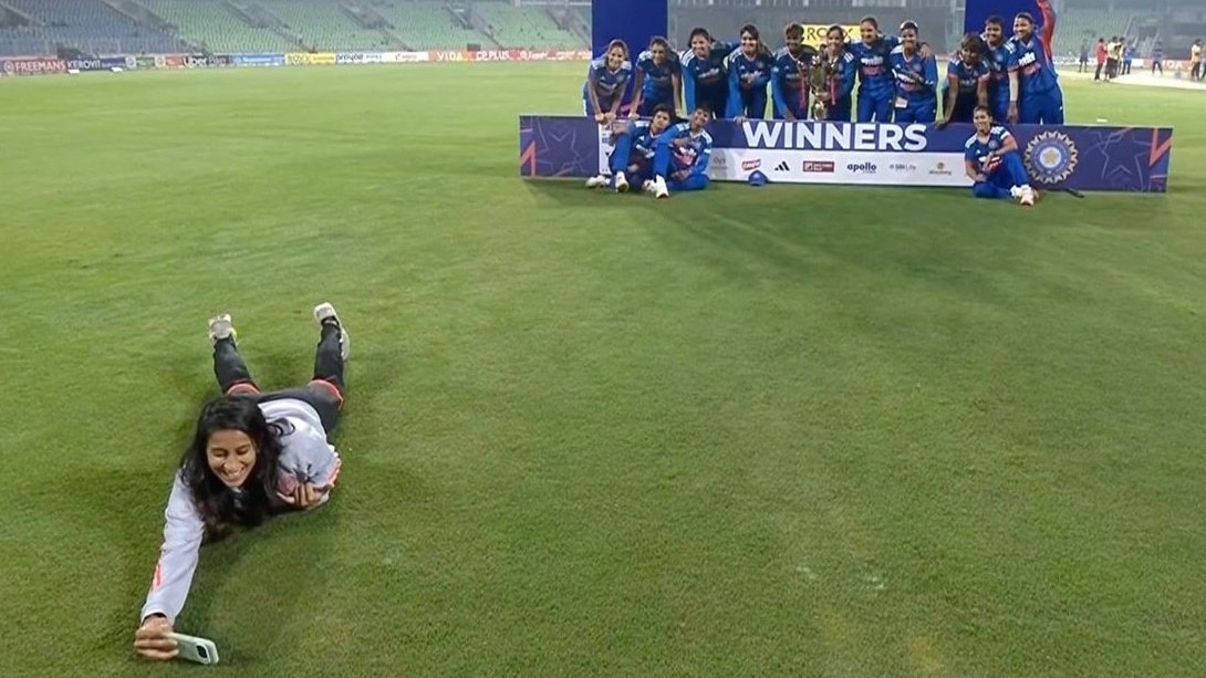 Jemimah selfie, debutants lifting trophy: India sign off in style after ...