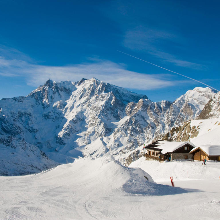 Cable car accident leaves 4 hurt, 100 stranded on mountain for hours