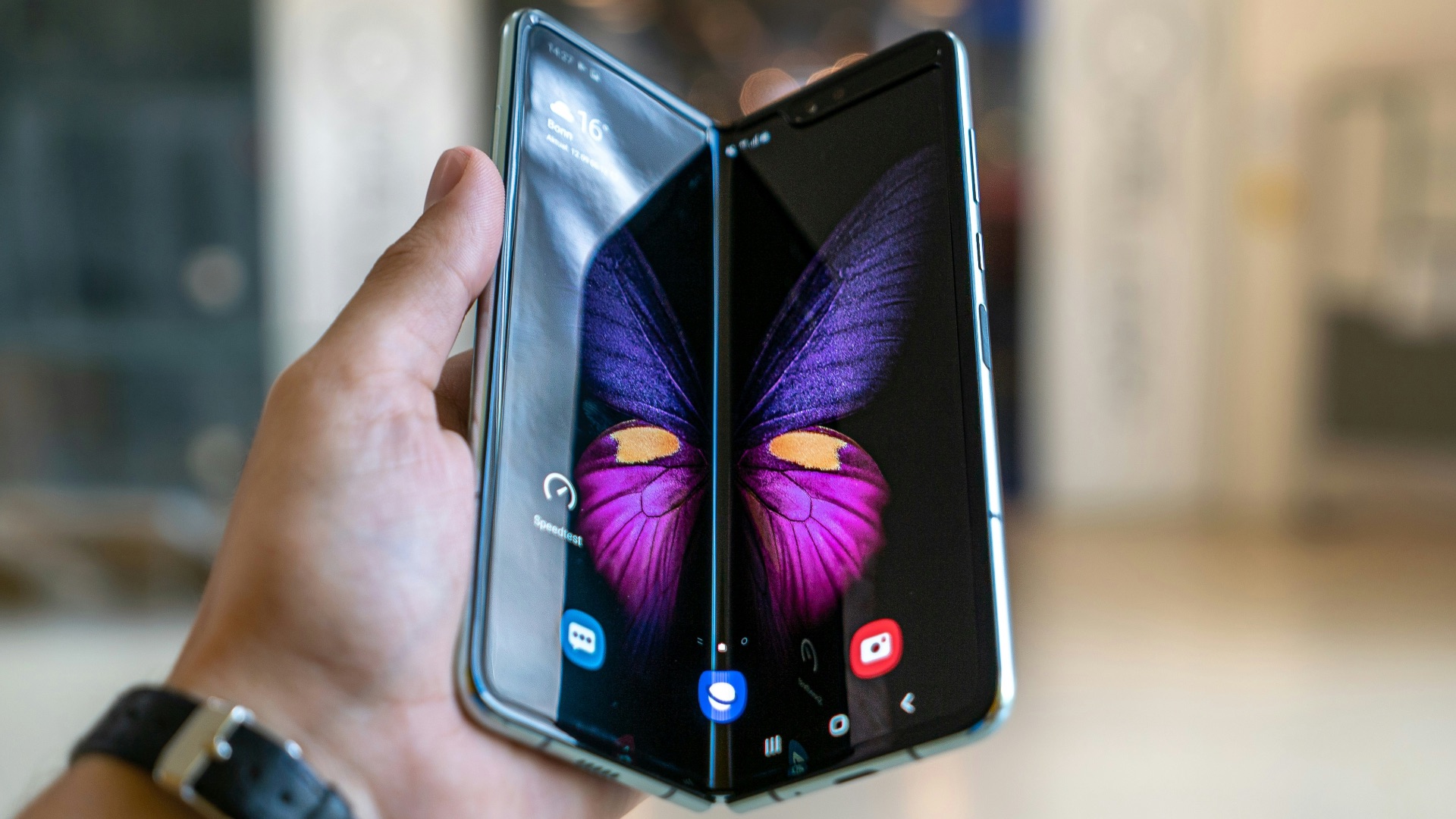 10 reasons to invest in a foldable phone & 10 reasons it's better to ...
