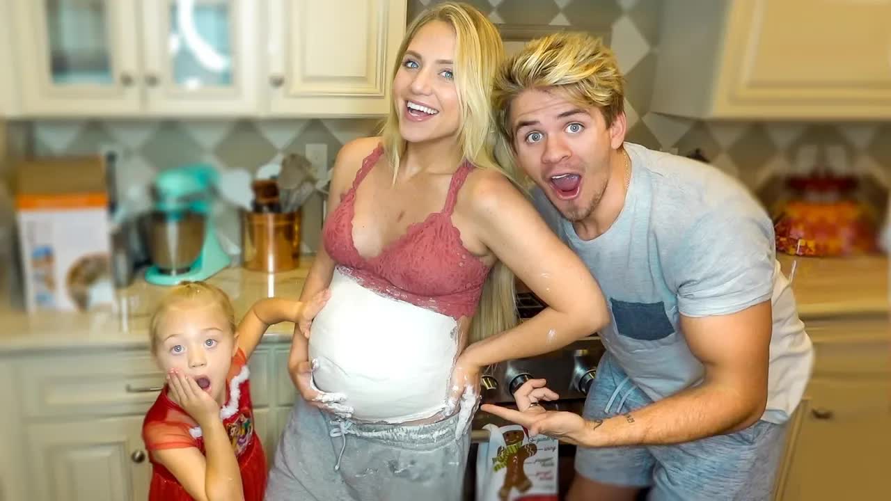 Making a pregnant belly cast