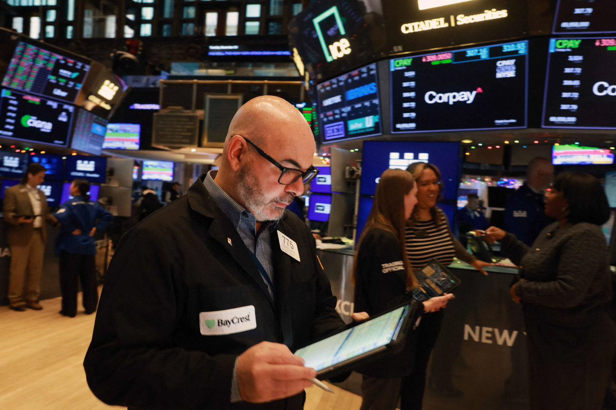 [상보] 뉴욕증시, 차익 실현 매물에 하락…다우 0.63%↓