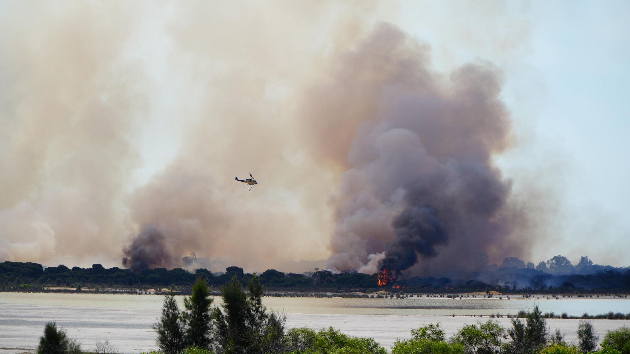 Bushfire near Rockingham in Perth's south contained but not controlled ...