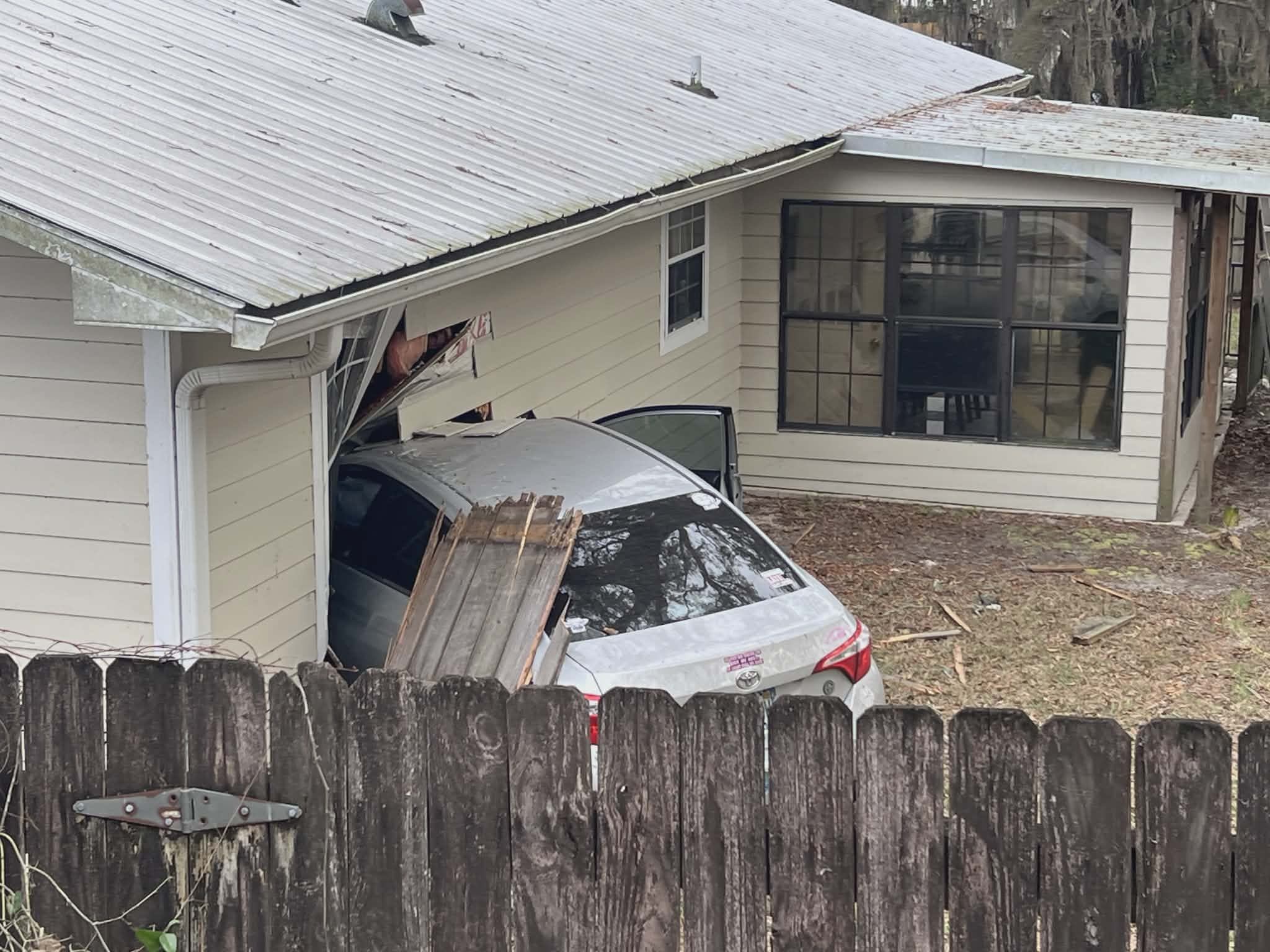 1 hurt after car crashes into house in Keystone Heights