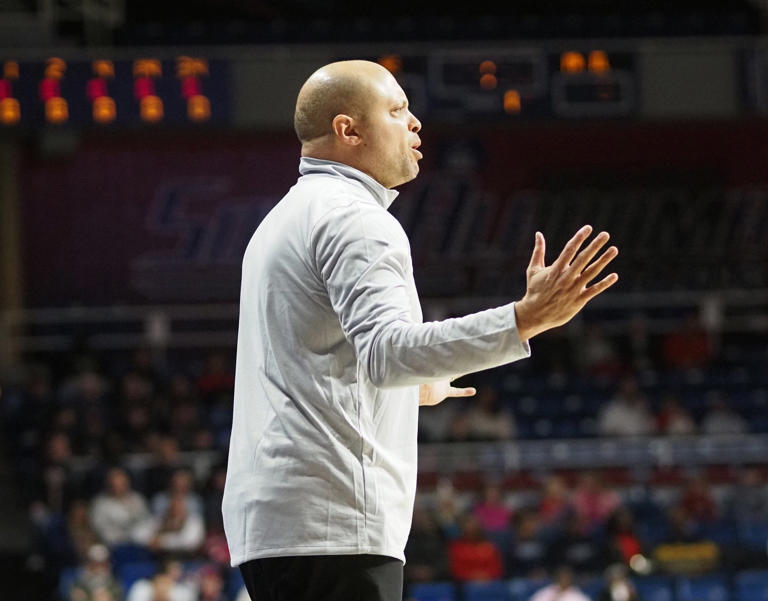 Short-handed South Alabama basketball powers past Mobile, 85-52