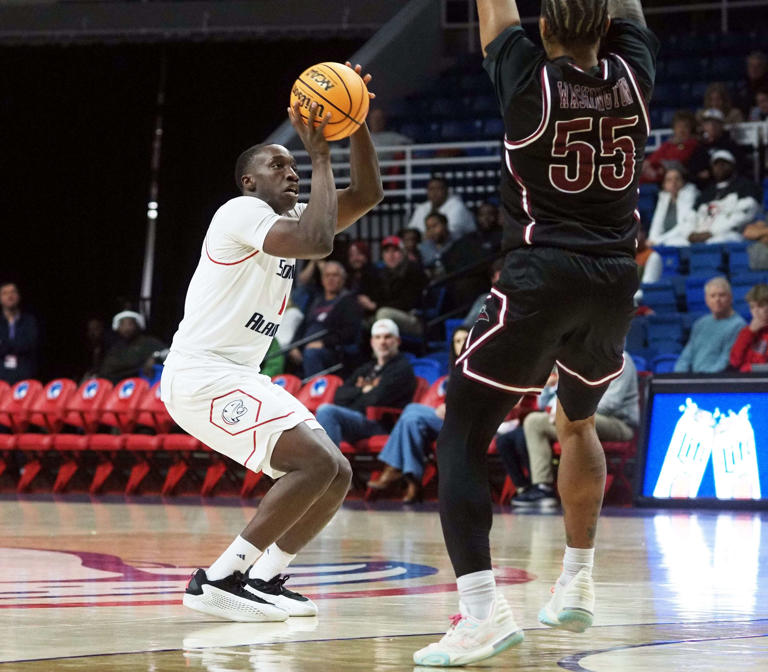 Short-handed South Alabama basketball powers past Mobile, 85-52