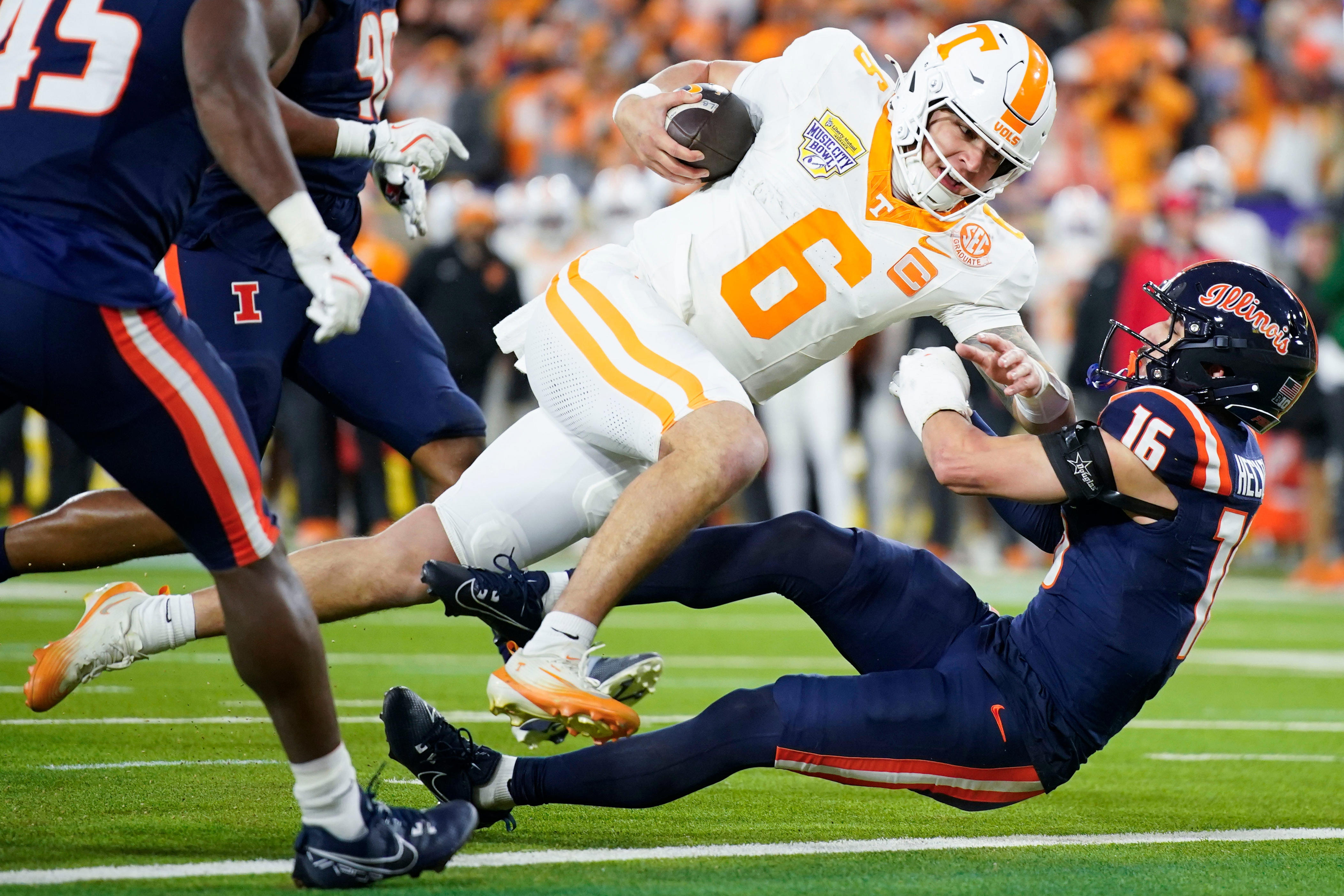 Illinois vs. Tennessee live updates: Music City Bowl score, highlights