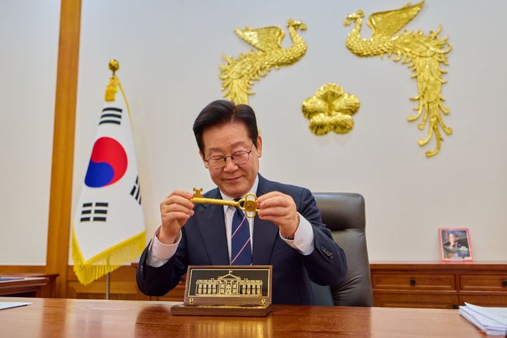 President Lee Jae-myung unveils Trump's golden key gift