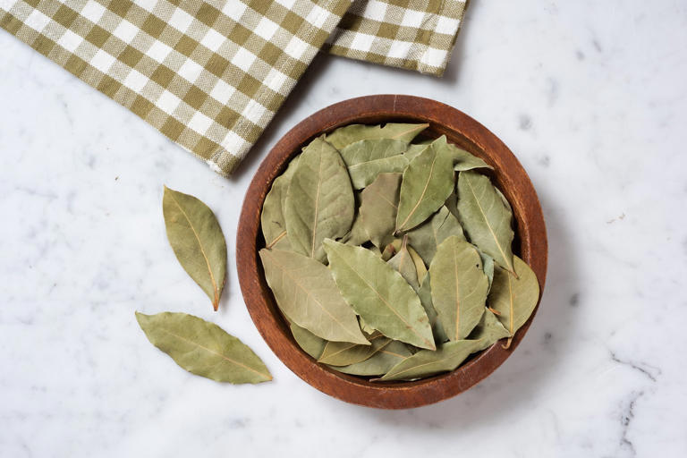 Can you eat bay leaves?