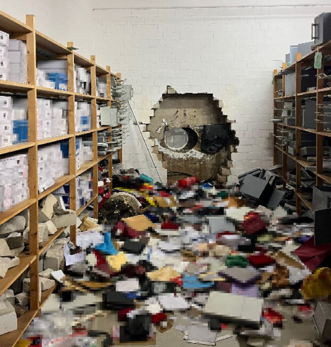 A movie-like bank robber... he broke through the wall and entered the ...