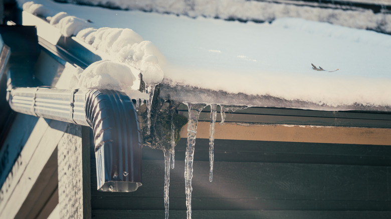 How to heat your gutters in the winter to prevent ice damage