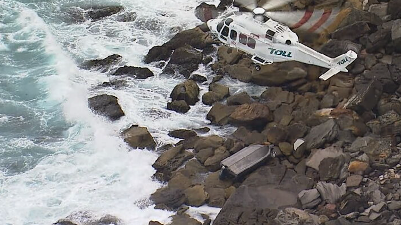 Man dead after boat flips off Sydney’s northern beaches, teen feared ...