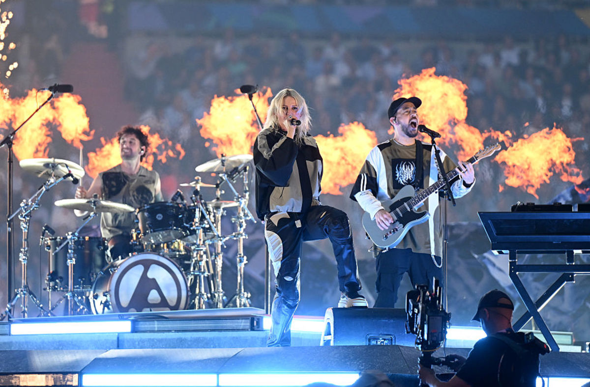 Beloved 2000s rock band helps fan make personal announcement during concert