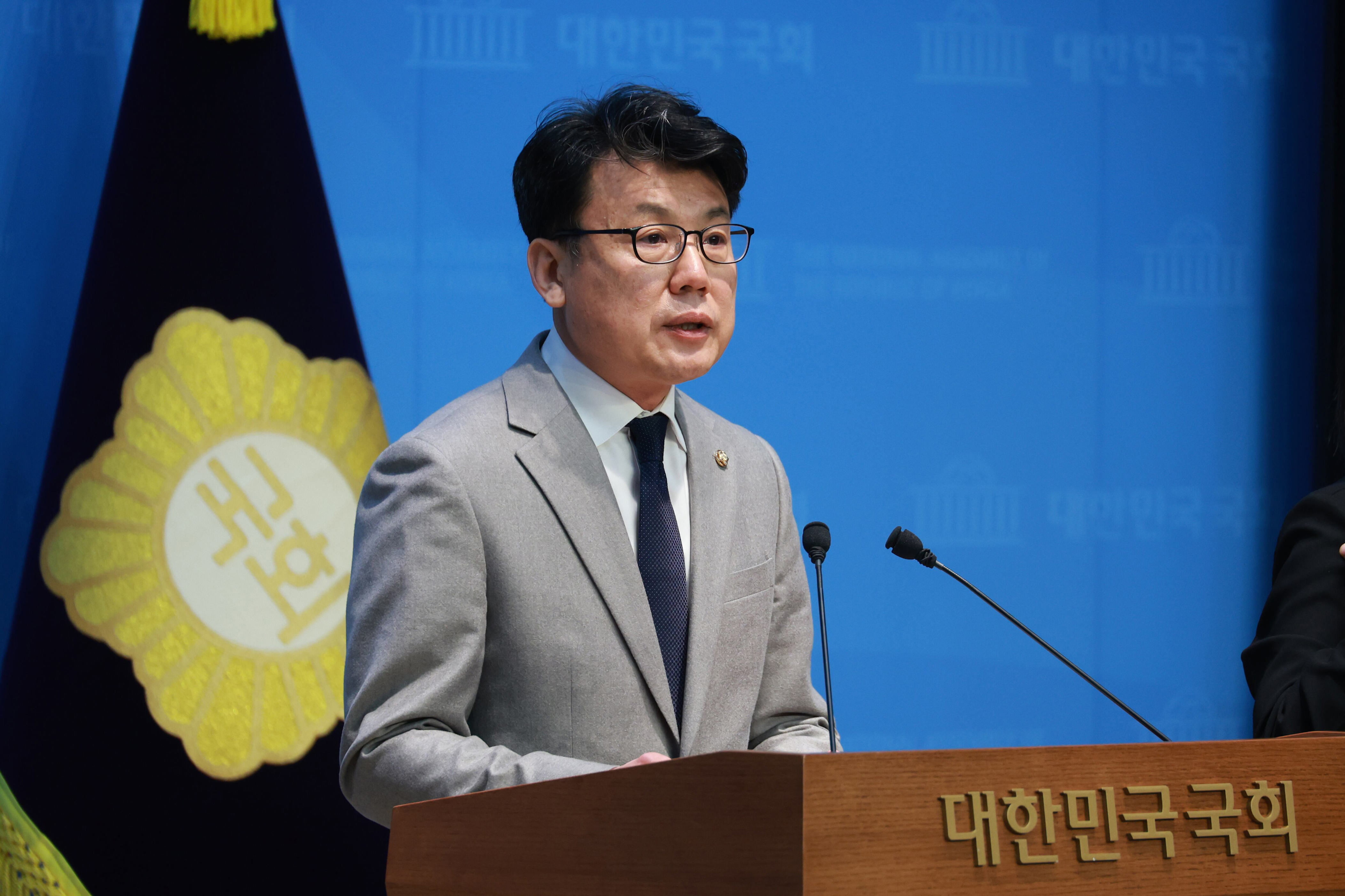 Democratic Party's Jin Sung-jun declares candidacy for floor leader