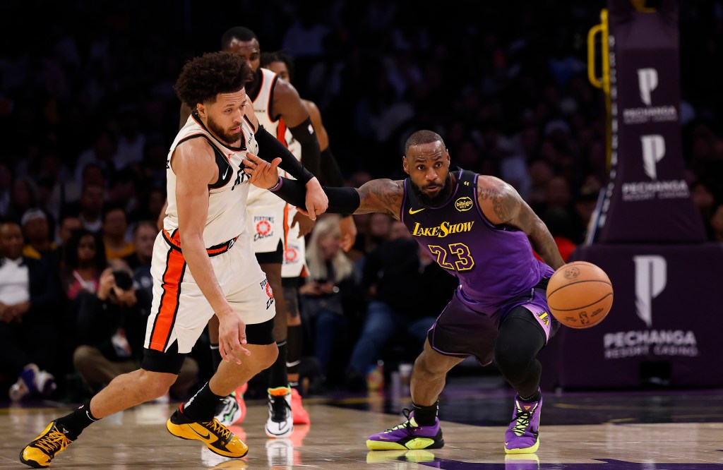 LeBron James seemingly puts Lakers coaches on blast