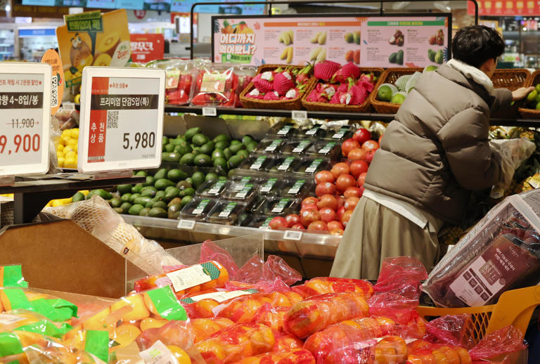 BOK to step up monitoring of prices amid high living costs