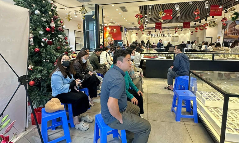 Vietnamese rush to buy gold as prices fall to three-week low