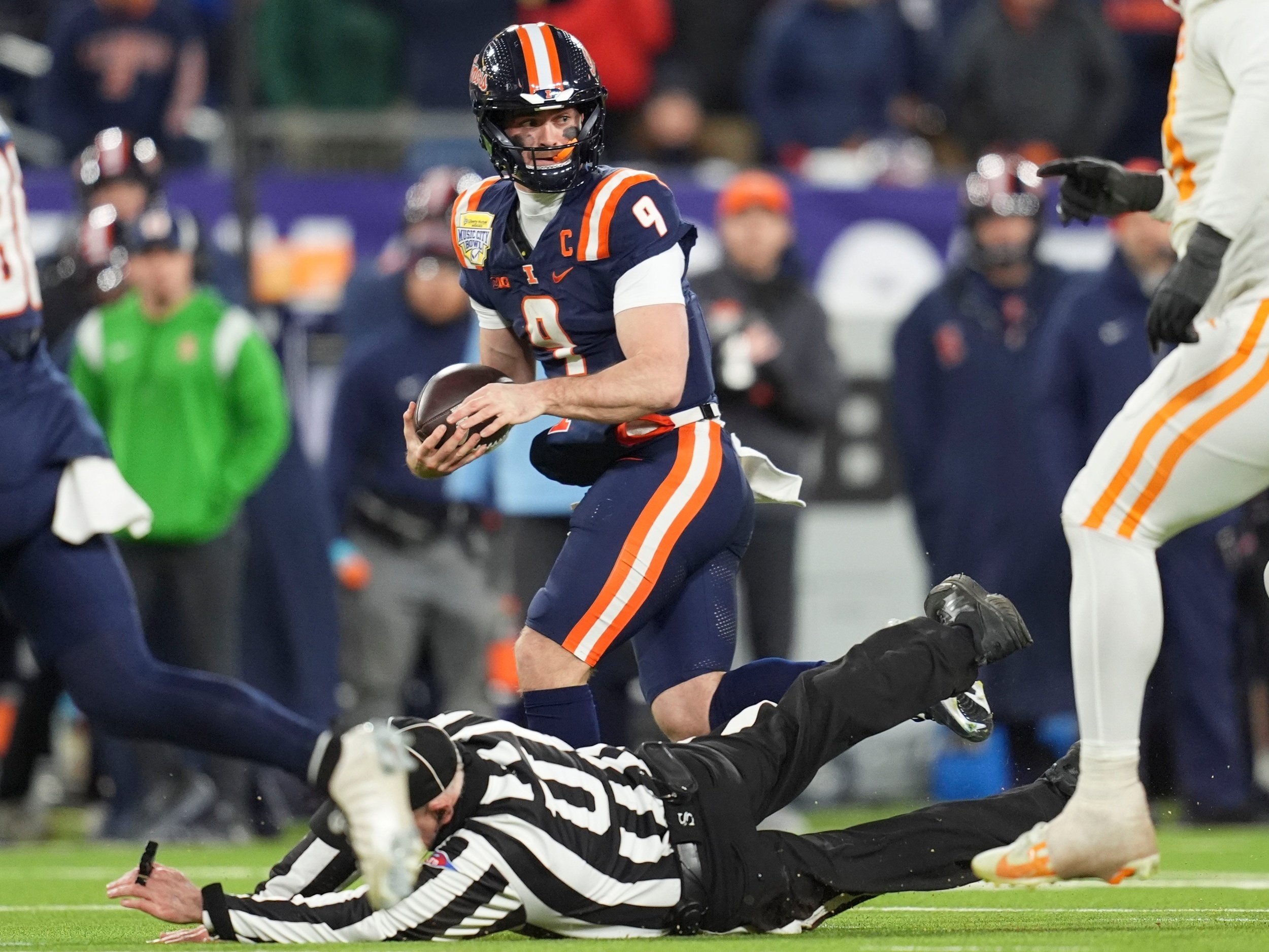 Illinois staves off Tennessee on walk-off field goal to win Music City Bowl
