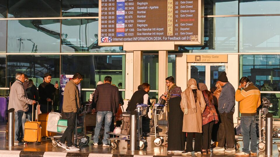 Heavy smog blankets Delhi: Stuck in traffic due to low visibility? Here ...