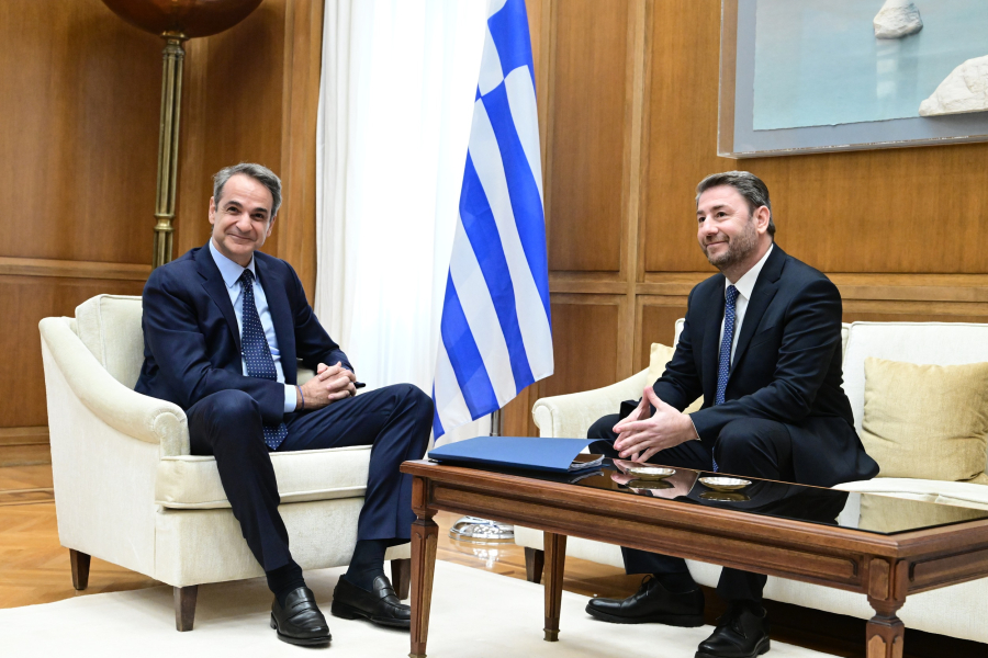 Γιατί ο Μητσοτάκης θέλει να πιει μπύρα με τον Ανδρουλάκη;