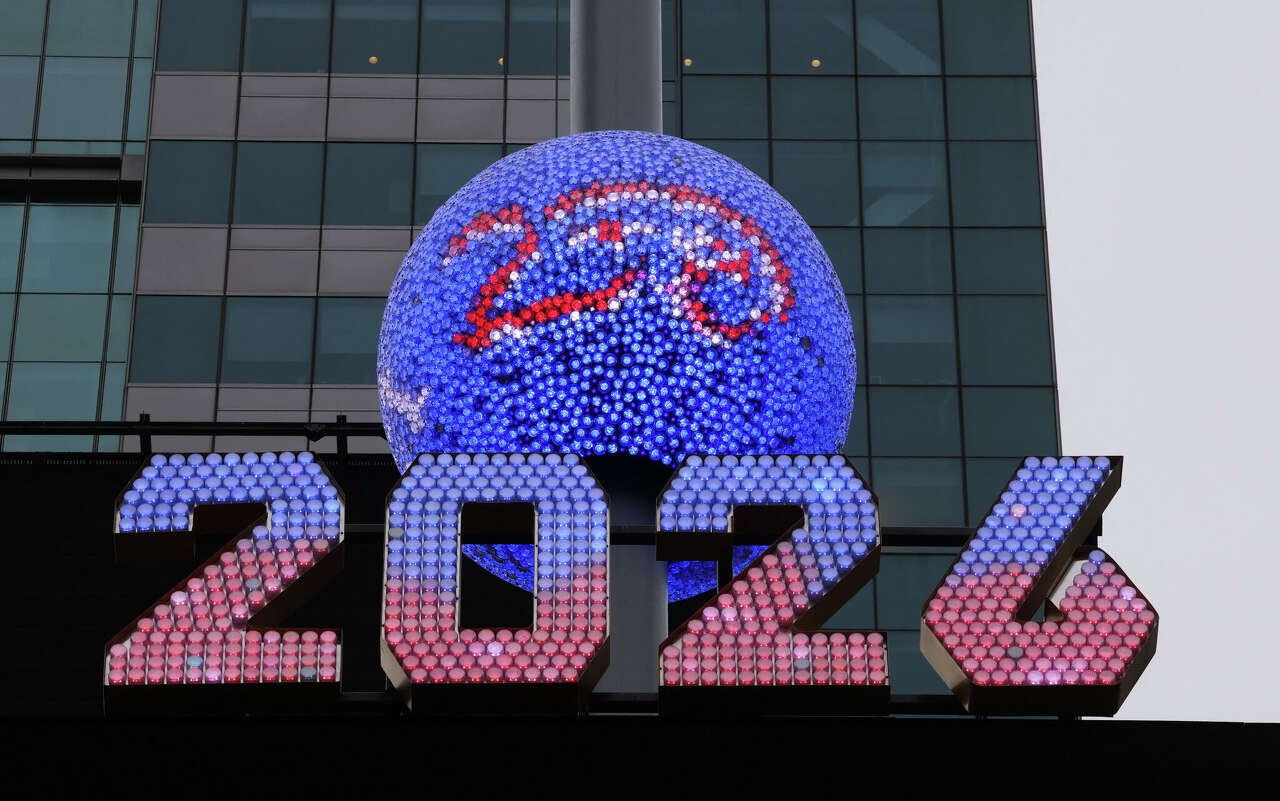 Which restaurants are open for New Year's? See which chains have deals for the 2026 holiday