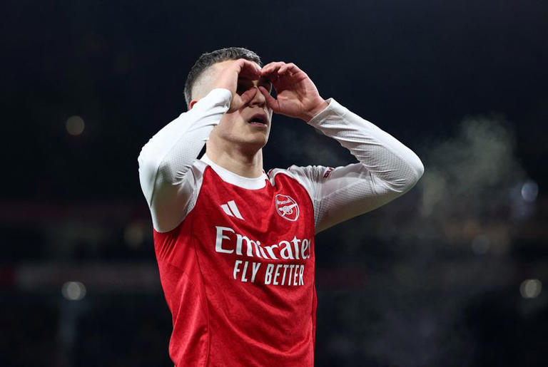 Wrapup 1-soccer-Arsenal thrash Villa 4-1 while Chelsea and Man Utd both ...