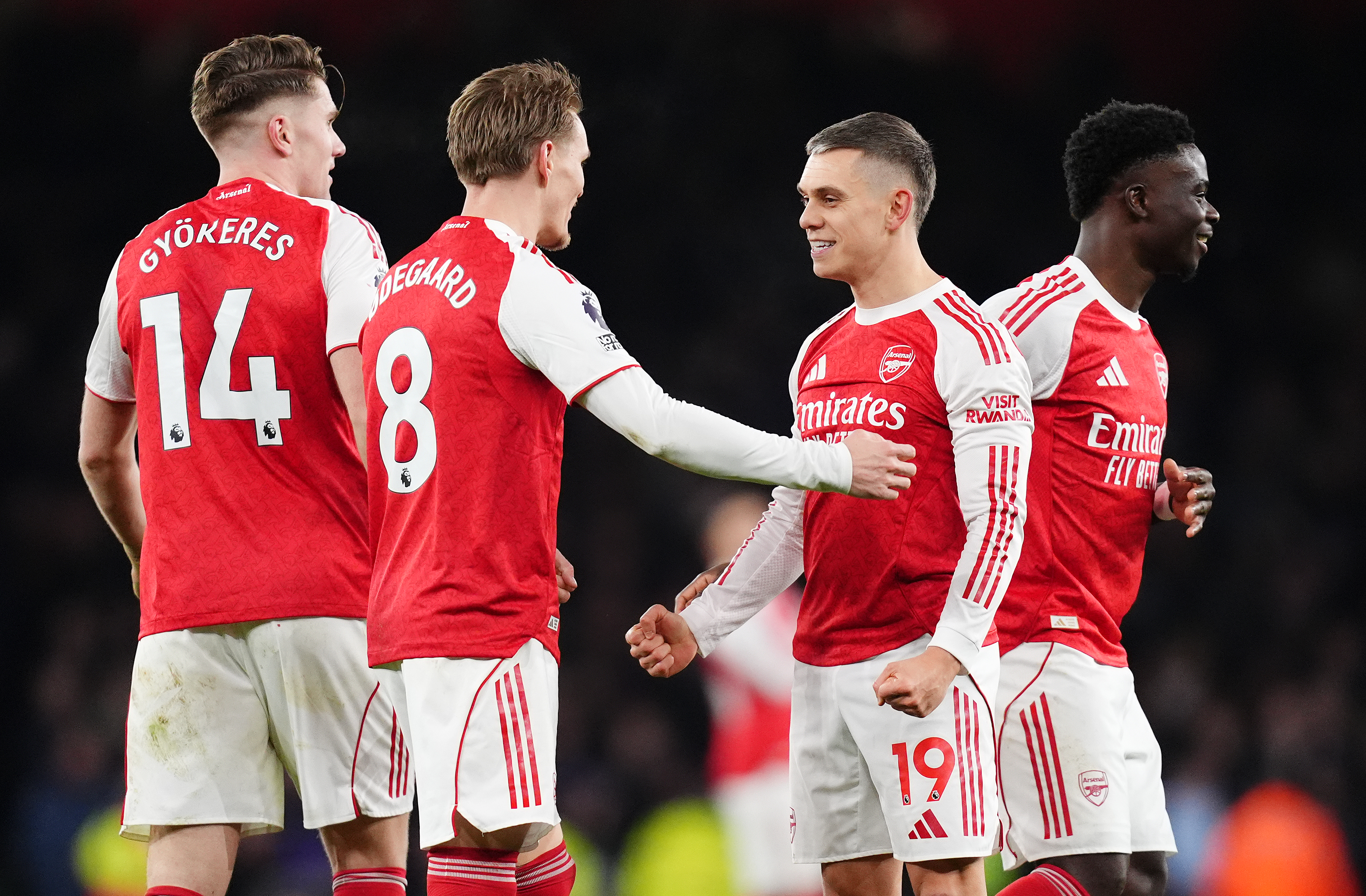 Arsenal loopt over Aston Villa heen en vergroot voorsprong in titelstrijd