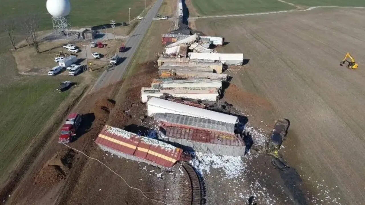 Kentucky train derailment: Dangerous chemical spill sparks shelter-in ...