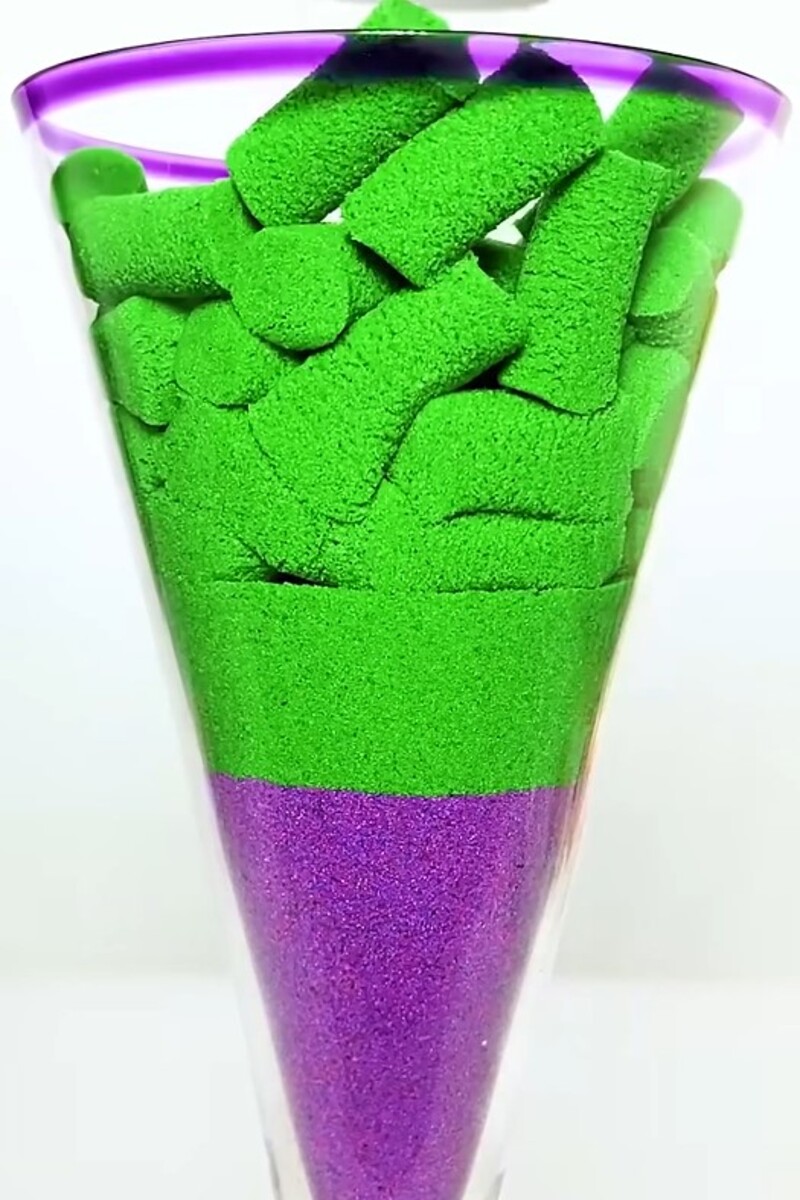 Green and purple sand layers