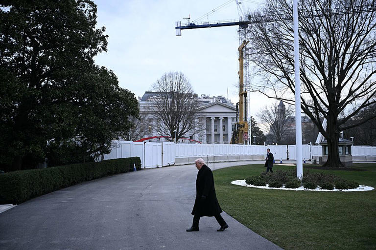 'Alarm bells': New poll is bad for Trump