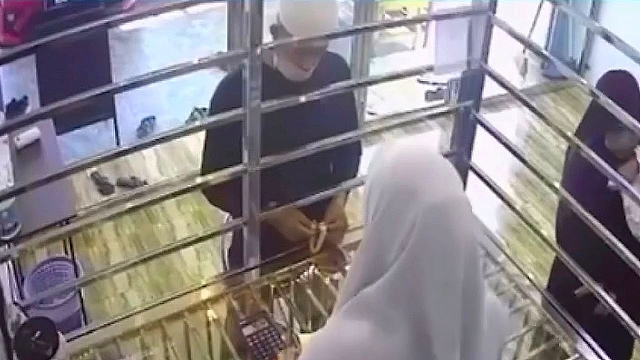 Thief grabs gold chain but automatic doors turn shop into a trap