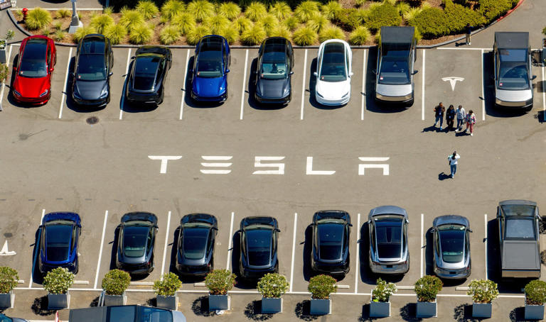 Tesla forecasts 15% sales drop, pre-announces analyst consensus