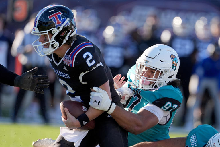 Louisiana Tech scores 17 in 4th quarter, beats Coastal Carolina 23-14 ...