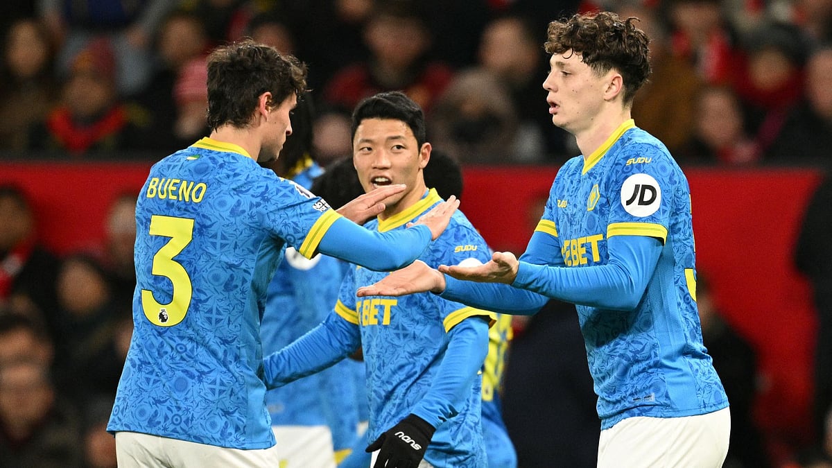 Manchester United 1-1 Wolves, Premier League: Ladislav Krejci header ...