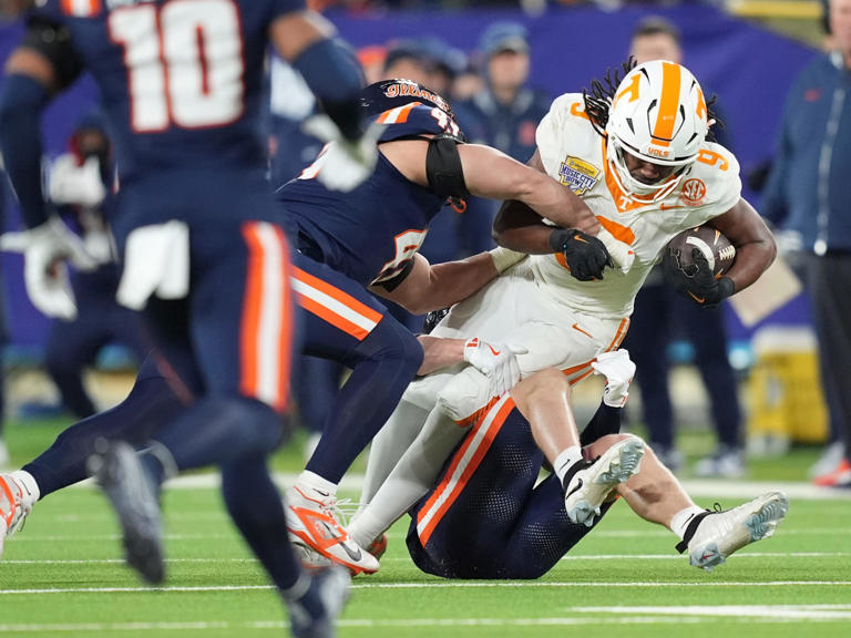 Illinois vs Tennessee football live updates: Vols trail 24-21 in 4th ...