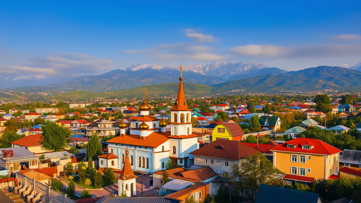 空から見るアルマティの山々と街並み