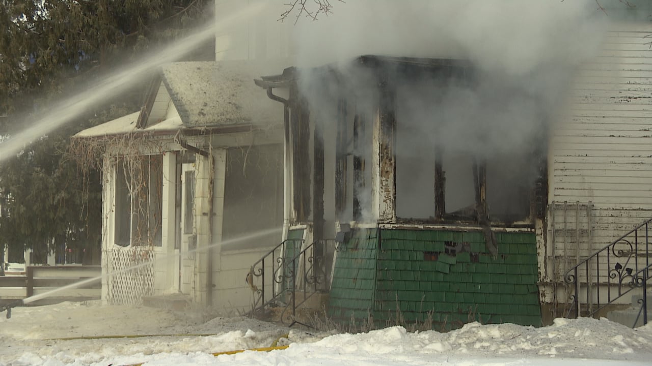 1 dead after fire in Winnipeg's Lord Roberts neighbourhood