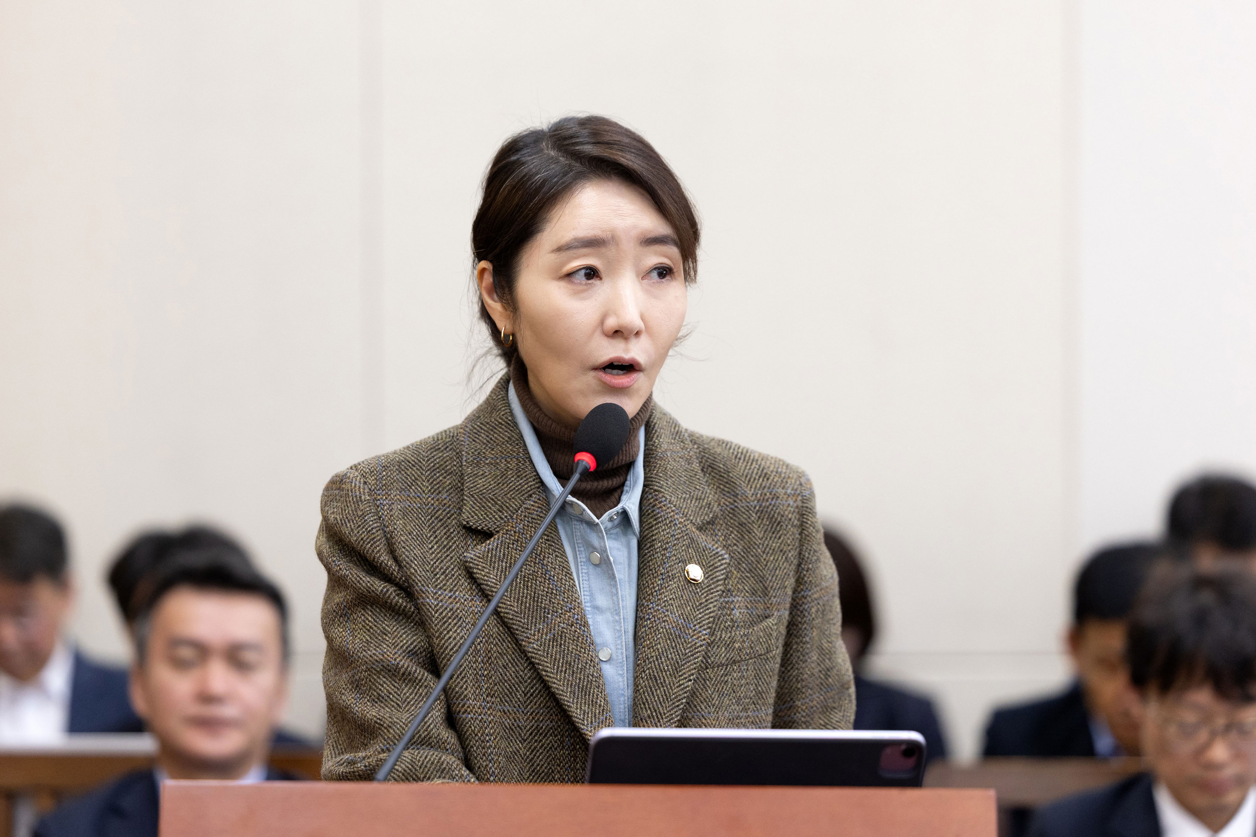 Police investigate Democratic Party Rep. Kang over 100 million won ...