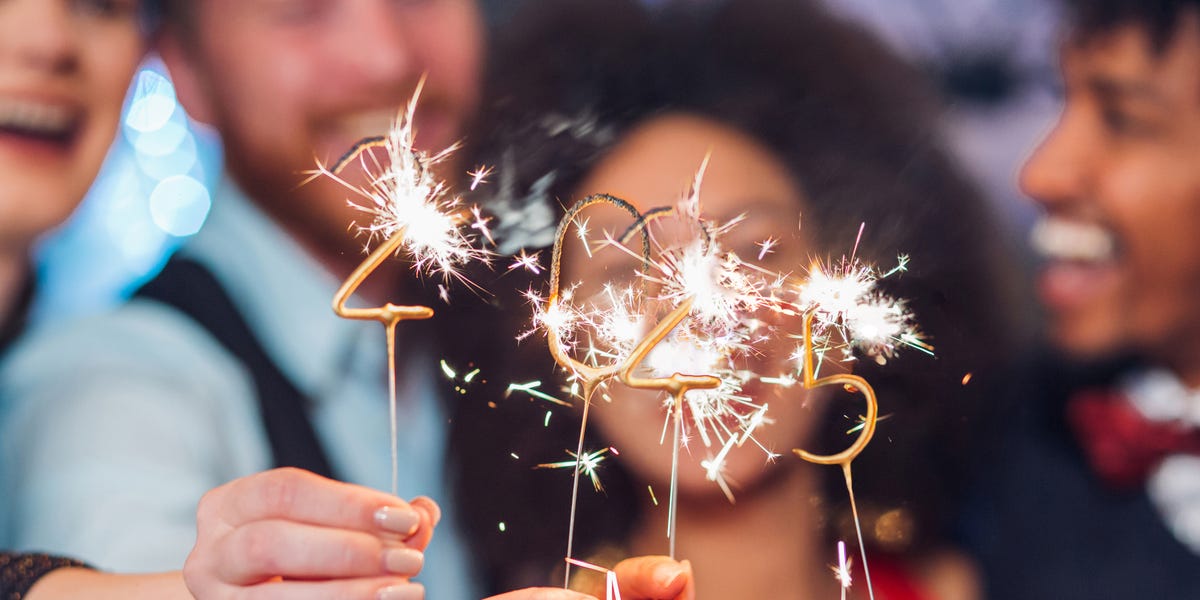 50 frases graciosas y divertidas para felicitar el Año Nuevo 2026 con humor