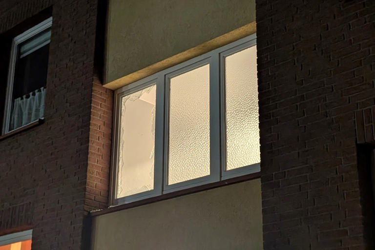 Heftige Explosion im Treppenhaus erschüttert Mehrfamilienhaus