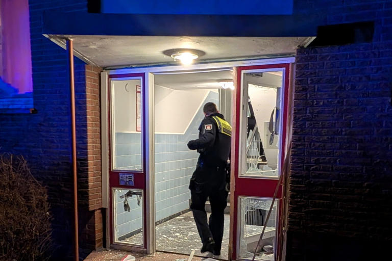 Heftige Explosion im Treppenhaus erschüttert Mehrfamilienhaus