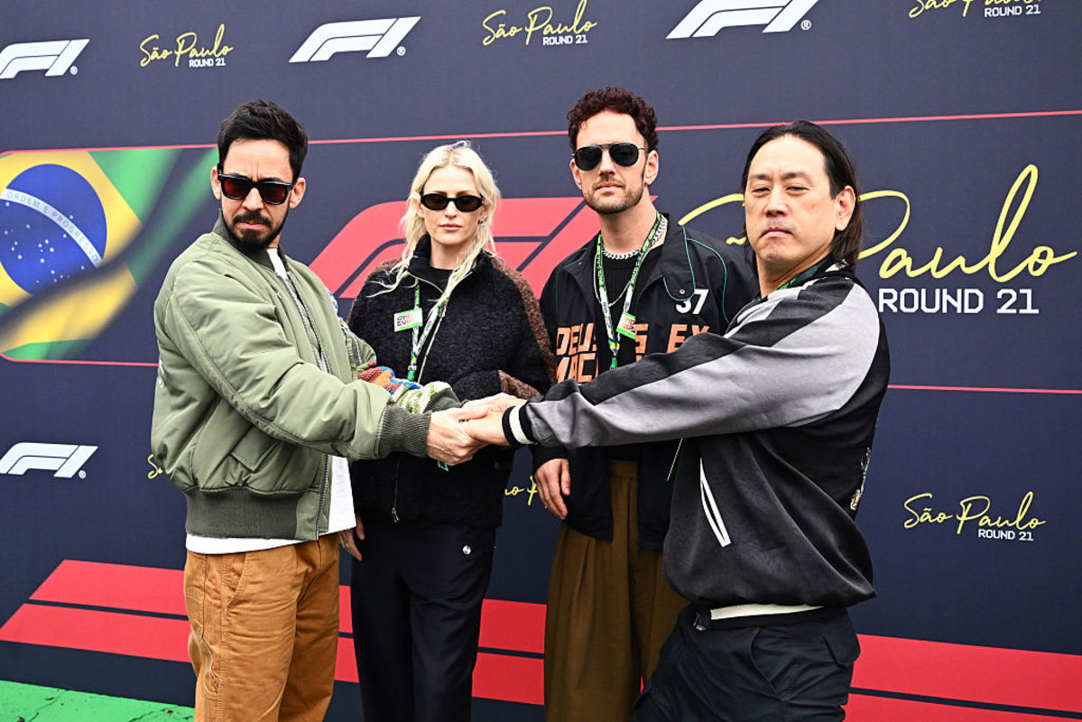 Beloved 2000s rock band helps fan make personal announcement during concert