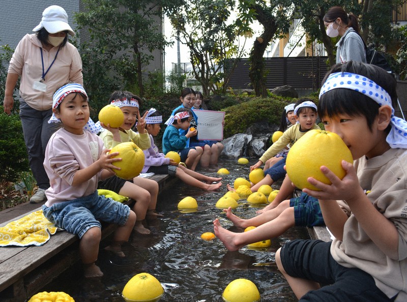 Easy Japanese news in translation: Children enjoy citrus fruit foot ...