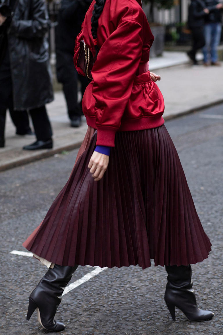 10 fórmulas magistrales para llevar falda con botas este invierno