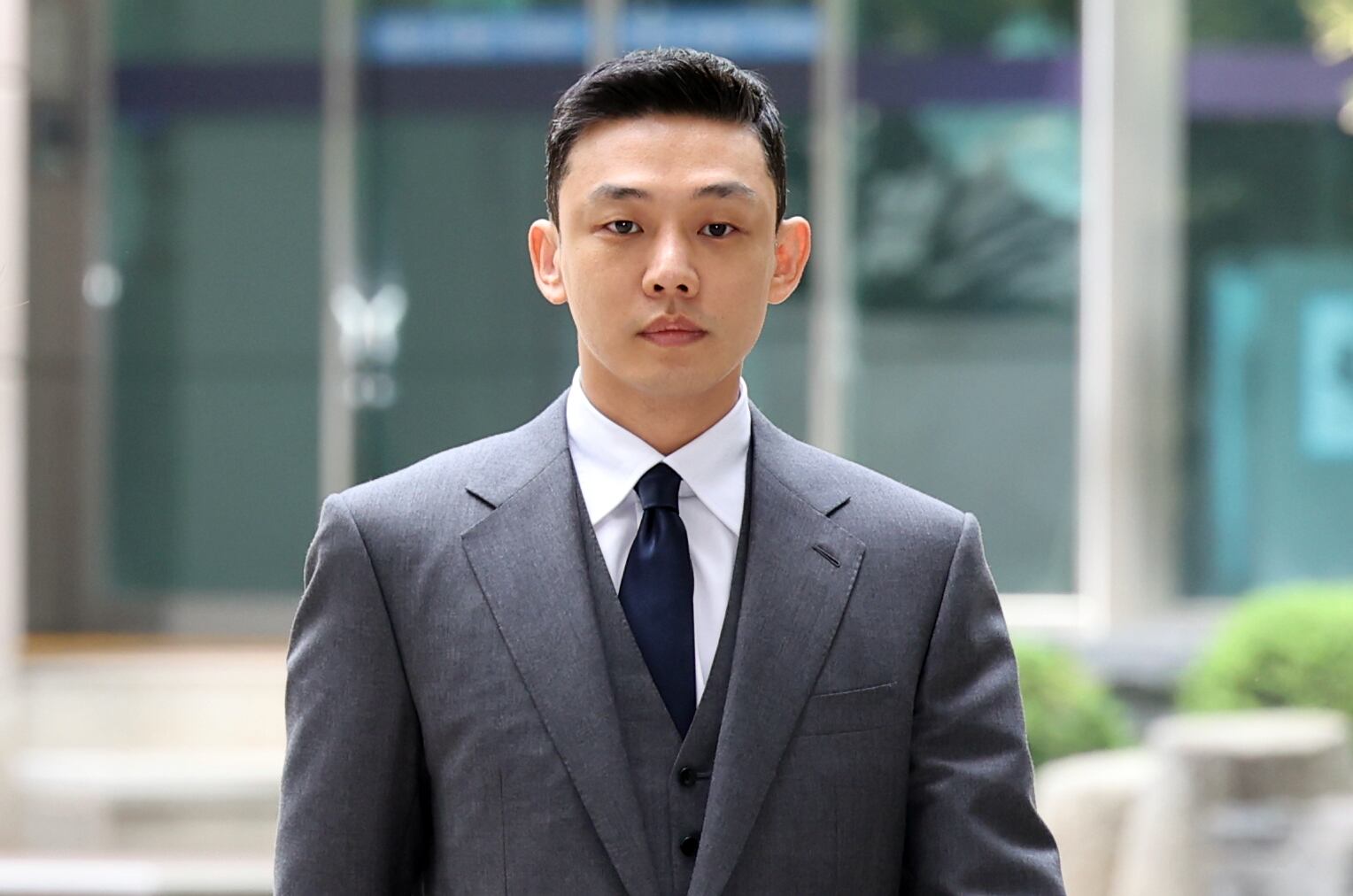 Yoo Ah-in belatedly registers one-person agency