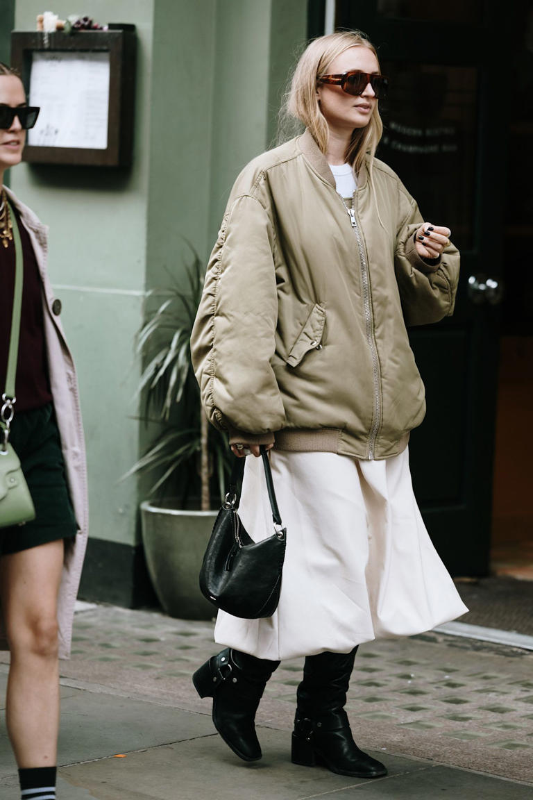 10 fórmulas magistrales para llevar falda con botas este invierno