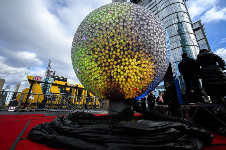 New York braces for bitter New Year's Eve as snow could ring in 2026 in ...