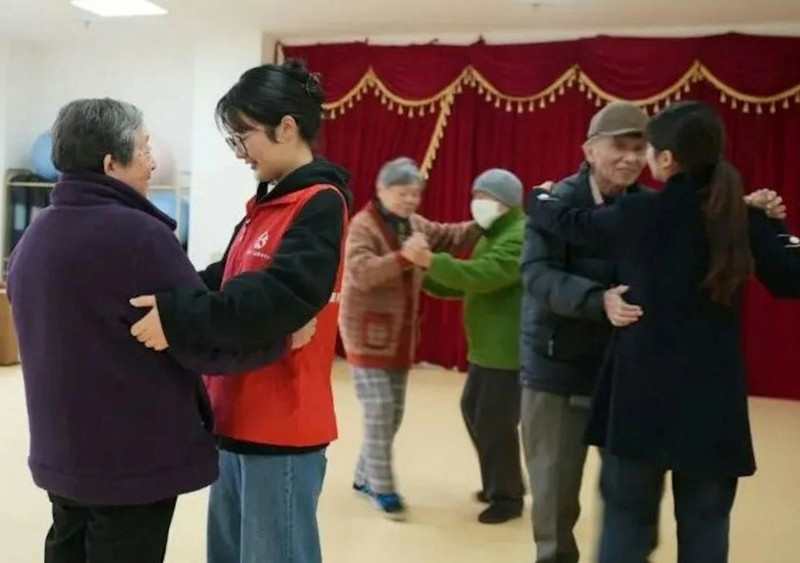 3 cô gái trẻ sống ở viện dưỡng lão, trở thành 'bạn vong niên' của người già