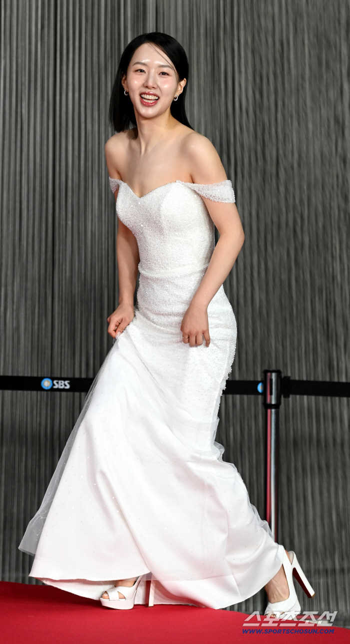 Kim Eunbi showed off her slender shoulder line