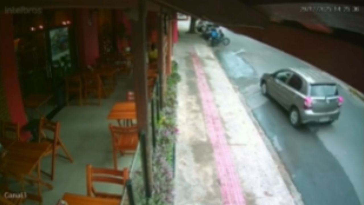 Brazilian delivery rider narrowly avoids being run over by out-of ...