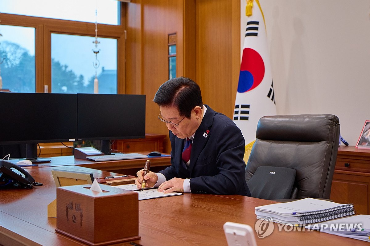 Lee formally appoints chief state auditor